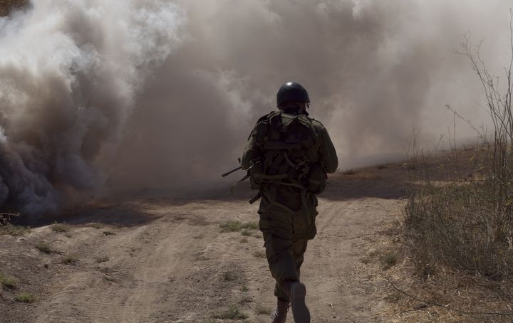 A soldier ran through thick smoke - photo land - Photography, Politics ...