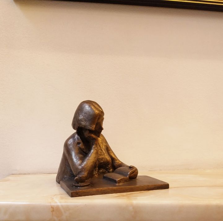 Sculpture of a girl reading a book - Miniature Gallery - Sculptures ...