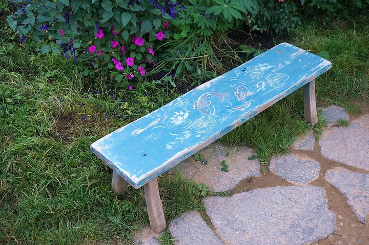 Blue bench, Hobbiton - Hobbiton, Matamata, New Zealand - Photography ...